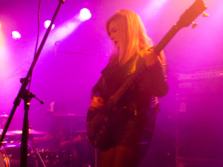 True Widow i Stonebride u Močvari – večer stonegazea - ravnododna