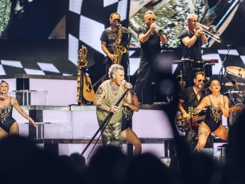 Robbie Williams želi s Radioheadom obraditi ‘It’s Raining Men’ - ravnododna