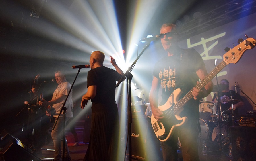 Rock antologija na Zvečki: Paraf, Grad i Turisti w/ Firči (EKV ...