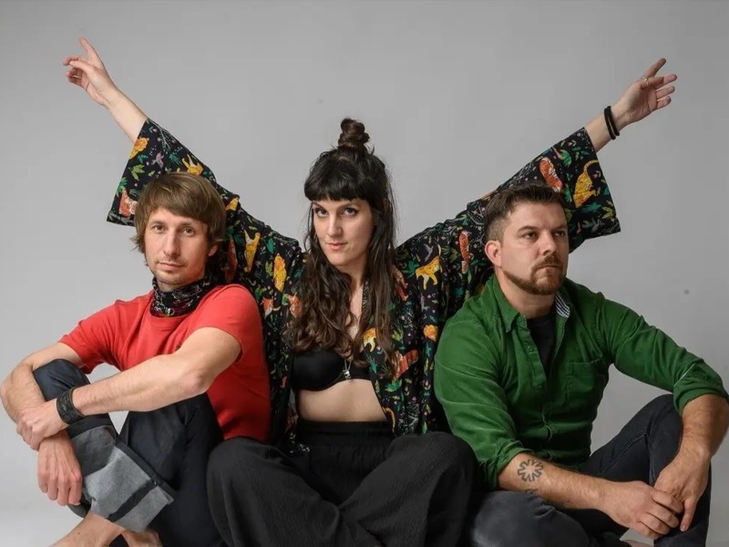 Bend Beverly Brooks predstavlja se singlom ‘Island’ - ravnododna