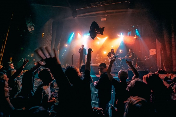 Kojoti u Tvornici – mi se moramo kretati! - ravnododna