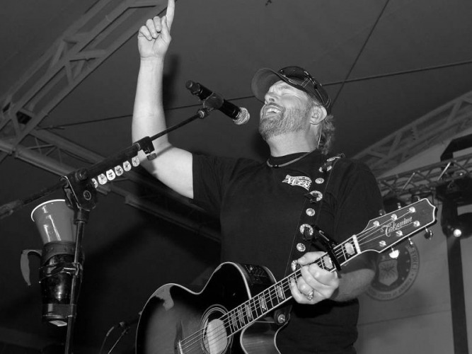 Umro je country glazbenik Toby Keith - ravnododna