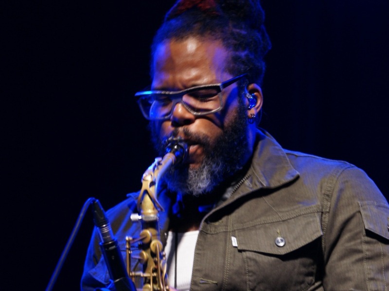 Umro je Casey Benjamin, saksofonist koji je radio s Robertom Glasperom, Kendrickom i Kanyeom ...