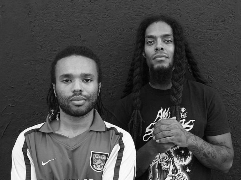 SAD ukinuo vize rap punk duu Bob Vylan, a britanska policija otvorila ...