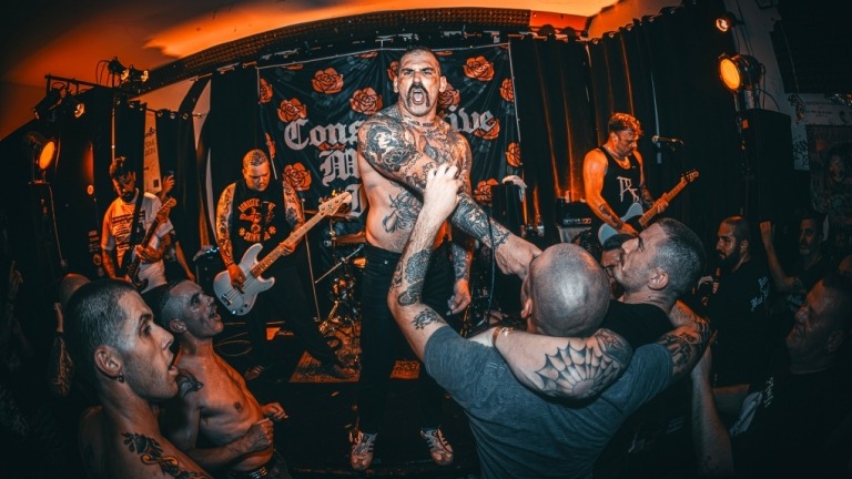 Što predstavlja misteriozna baba u crnom u klasiku ‘Ko to tamo peva ...